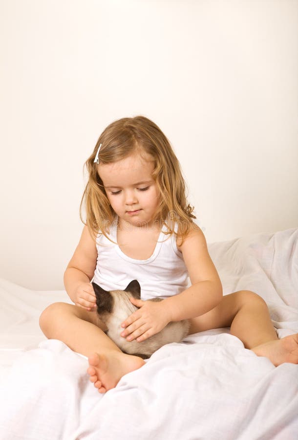 816 Photos De Caresse De Jeune Fille Avec Le Chaton Photos De Stock