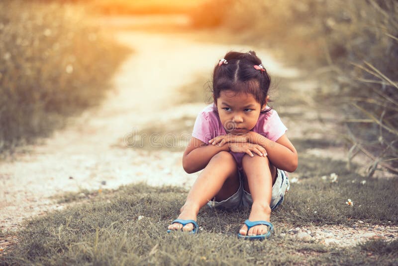 Petite Fille Seule Et Triste S'asseyant En Parc Photo stock - Image du ... Petite Fille Seule Et Triste S'asseyant En Parc Photo stock - Image du ...