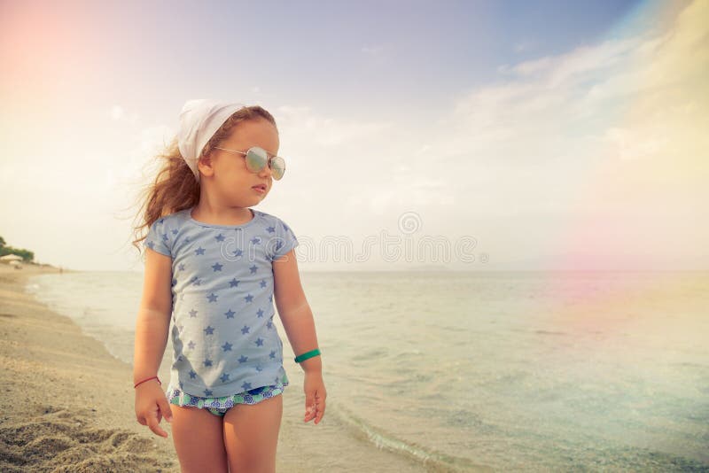 Petite Fille Sur La Plage Sablonneuse Photo stock - Image du océan ...