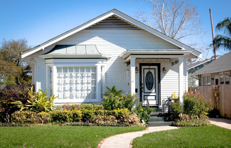 Petite maison de maison image stock. Image du pelouse - 23765241