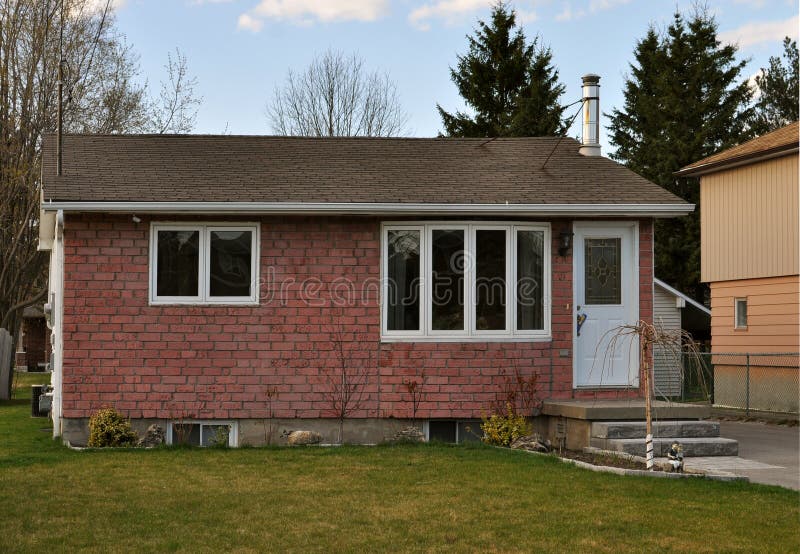 Petite maison simple image stock. Image du facile, pelouse - 13955417