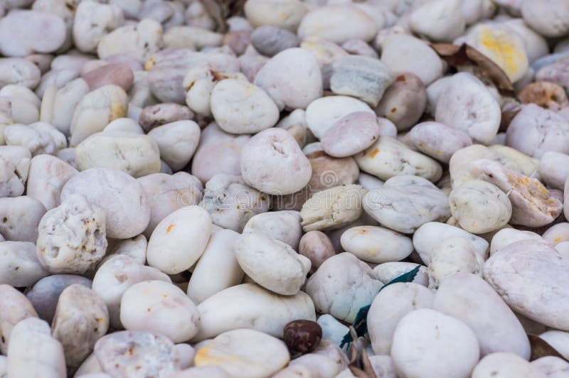 Petite roche ronde image stock. Image du minerai, surface - 42784783