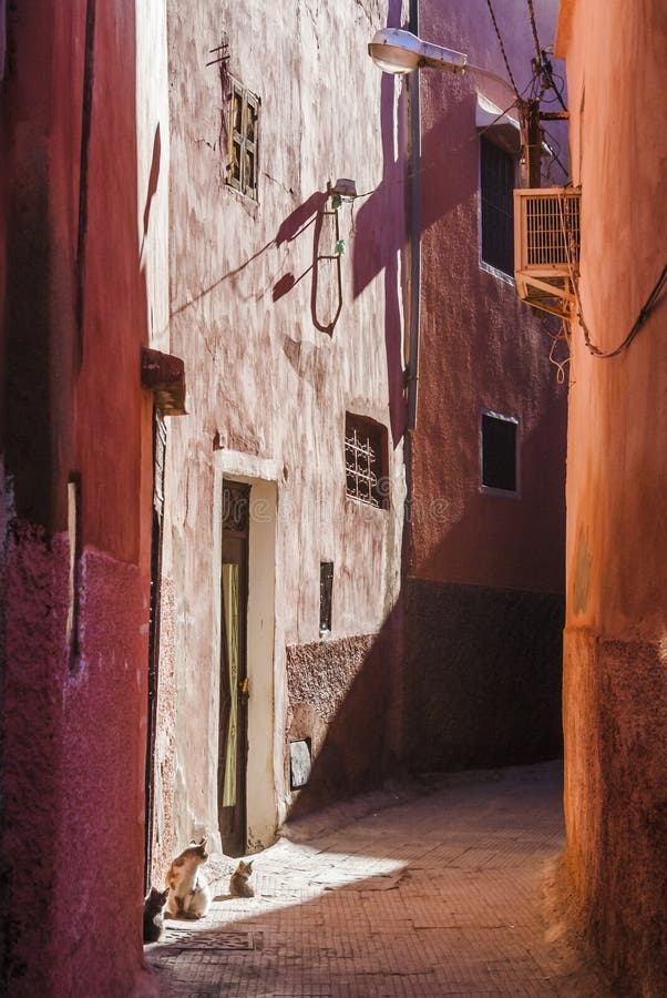 Petite Rue Dans Le Medina De Marrakech. Le Maroc Image stock - Image du ...