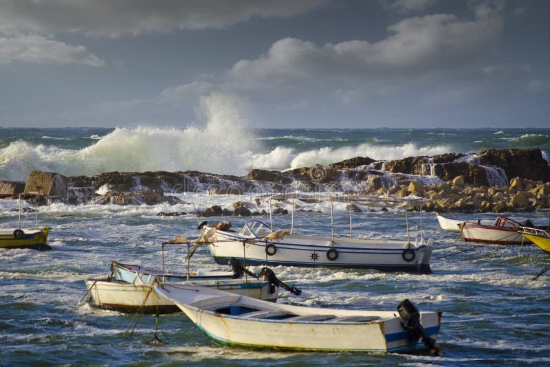 Petits Bateaux En Mer Agitée Image stock - Image du moteur, ciel: 20757337