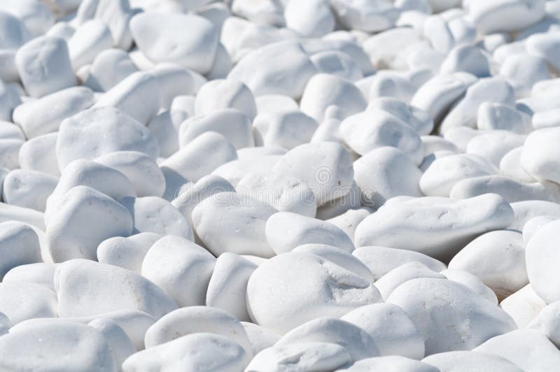 Petits cailloux blancs photo stock. Image du gravier - 57139002