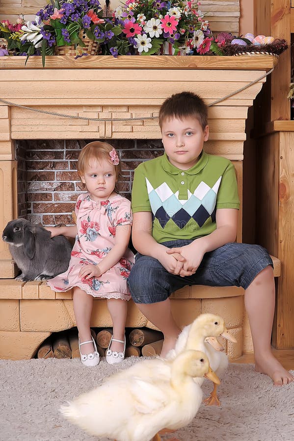 Enfant De Petite Fille Avec Le Caneton Photo stock - Image du caneton ...
