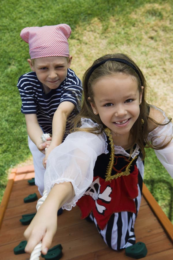 Petits Enfants Jouant Le Pirate Photo stock - Image du élémentaire ...