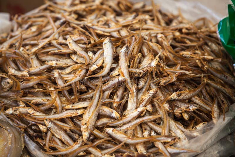 Petits Poissons Secs Sur Le Marché Image stock - Image du santé ...