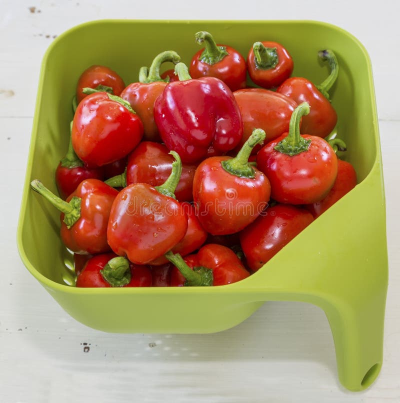 Petits poivrons rouges image stock. Image du marché, épicerie - 34121663
