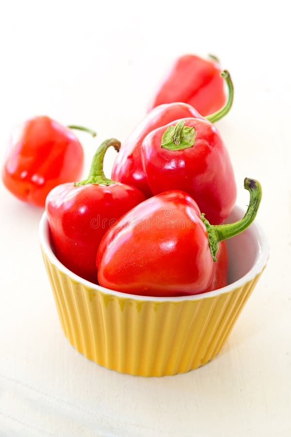 Petits poivrons rouges image stock. Image du marché, épicerie - 34121663