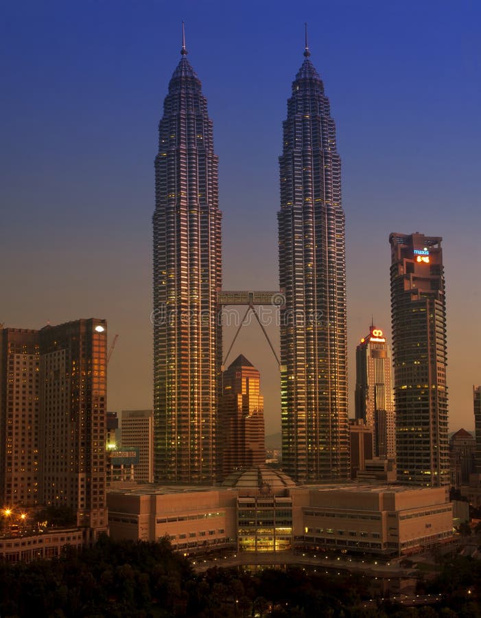 Night Scenes of Twin Towers or Petronas Towers in Kuala Lumpur ...