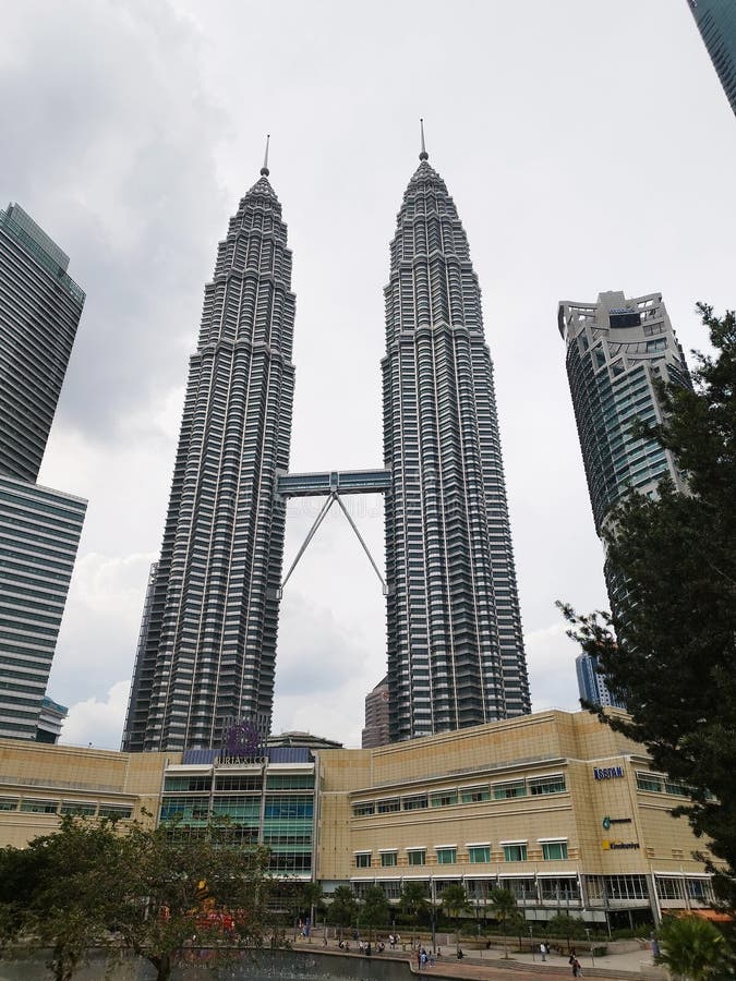 Petronas twin tower editorial photo. Image of downtown - 270368976