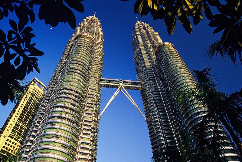 Petronas Twin Towers editorial photo. Image of dusk, fountain - 25361471