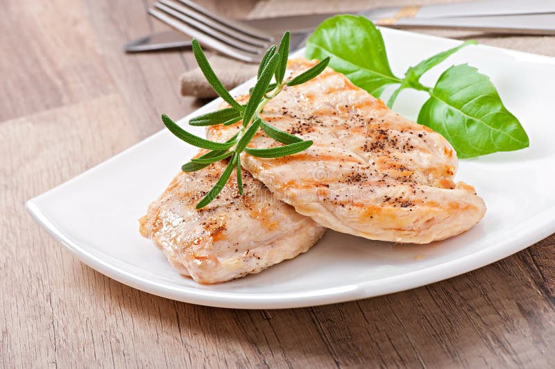 Petti Di Pollo Grigliati E Verdure Immagine Stock - Immagine di ...