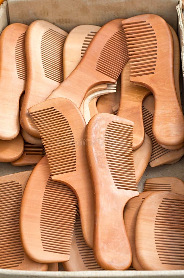 Pettini Di Legno Isolati Su Fondo Bianco Immagine Stock - Immagine di ...