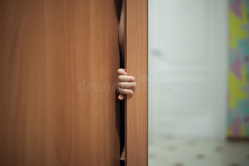Peu D'enfant Jouant Le Jeu De Cache-cache ; Photo stock - Image du ...