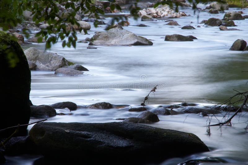 Peu De Crique Avec Des Pierres Photo stock - Image du circulation ...