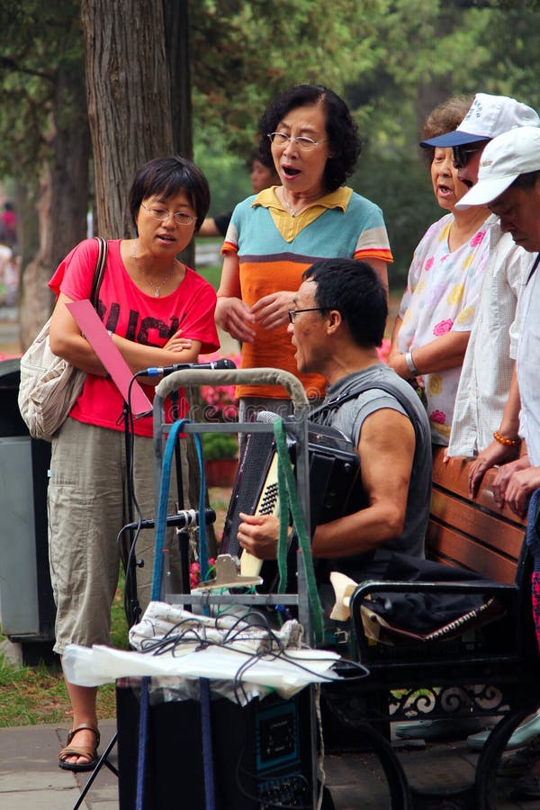 Peuple Chinois Chantant En Parc De Jingshan Photographie éditorial ...