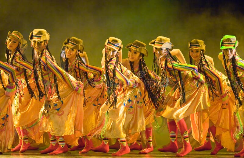 Danse Folklorique De Chinois Image éditorial - Image du visage, femelle ...