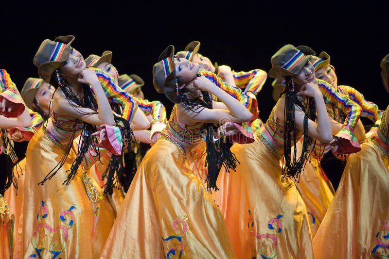 Peuple Chinois De Danse Folklorique Photo stock éditorial - Image du ...