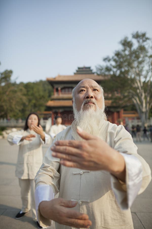 Trois Peuples Chinois Pratiquant Tai Ji, Par Le Canal Photo stock ...