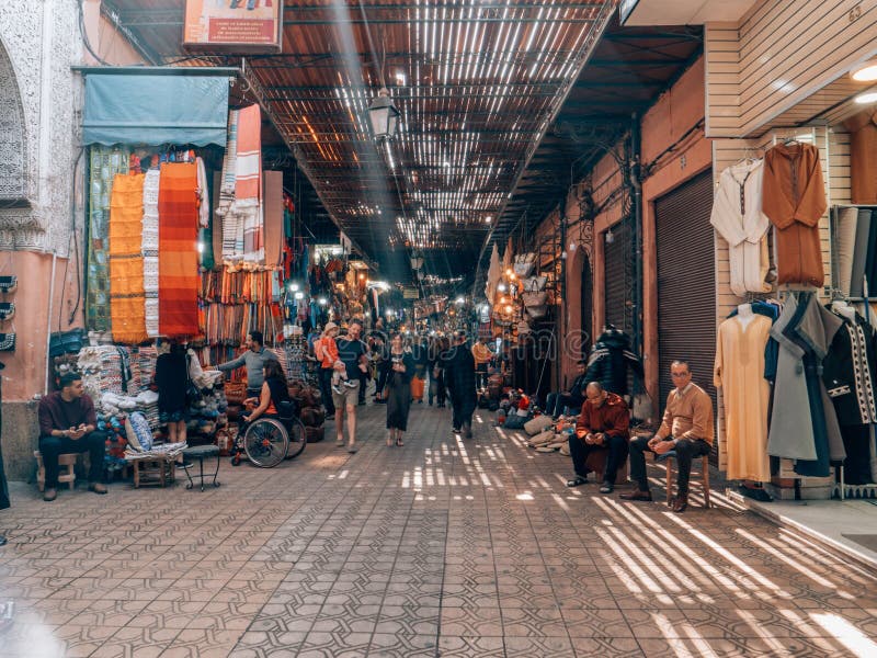 Peuple Dans Le Souk De Marrakech Maroc. Photo éditorial - Image du ...