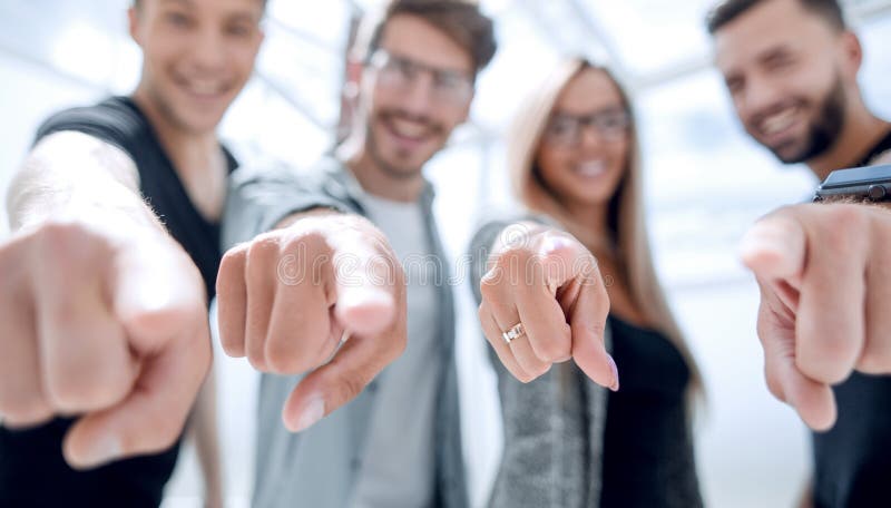 Peuples Beaux Indiquant Son Doigt Vous Image stock - Image du choix ...