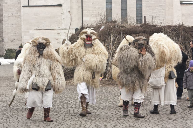 Peuples Non Définis Dans Le Masque à Un Carnaval Photo éditorial ...