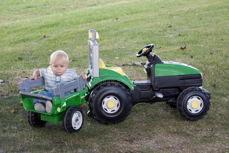 Jongen Schrijlings Op Kleine Tractor, Meisje Dat Zich Erachter Bevindt ...