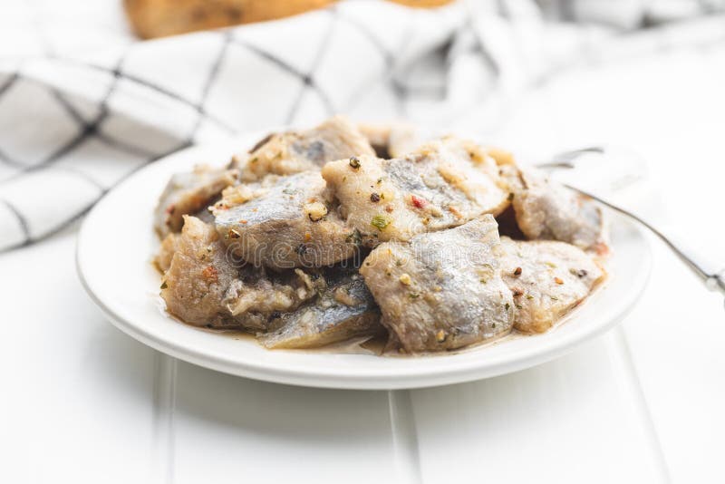Pez Marinado Picado. Arenque Salado Imagen de archivo - Imagen de ...