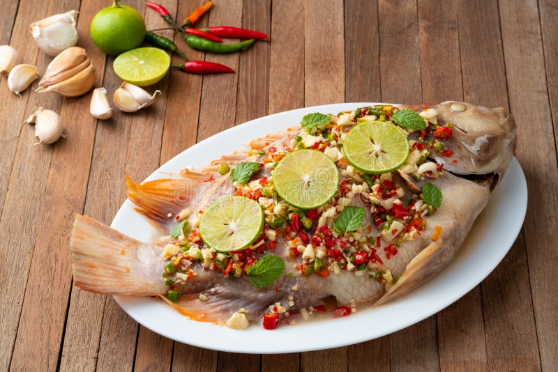 Pez Tilapia Rojo En Sopa De Cal Picante Imagen de archivo - Imagen de ...