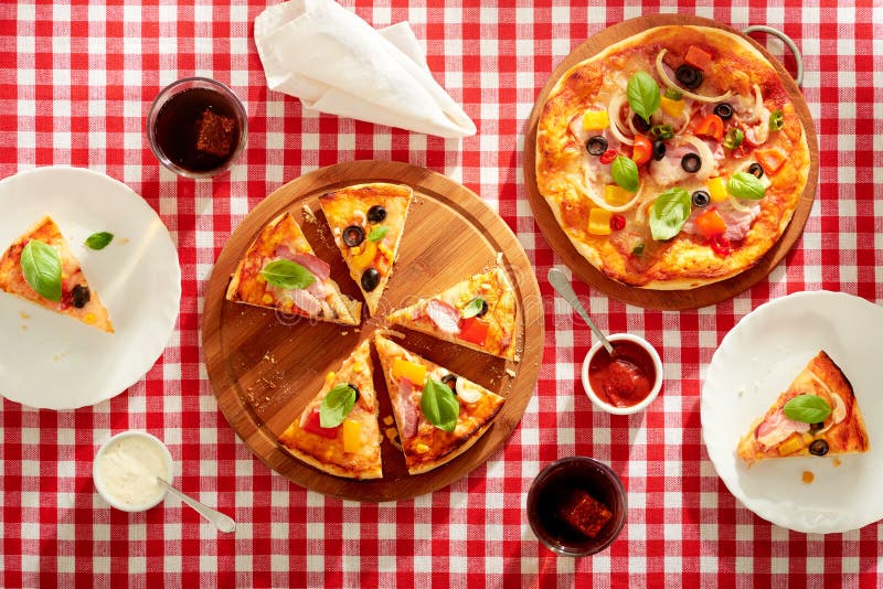 Collega La Pizza In Scatola Con Il Telecomando Della TV Immagine Stock - Immagine di cetriolo ...