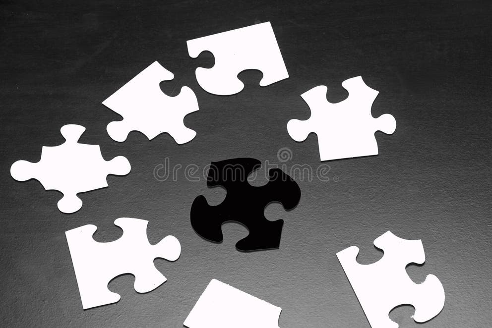 Pezzi Di Puzzle Con Differenti Forme E Colori Immagine Stock - Immagine ...