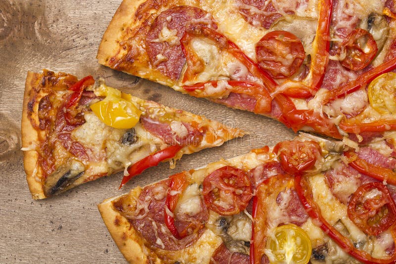 Pezzo di pizza immagine stock. Immagine di consumo, prosciutto - 44978625