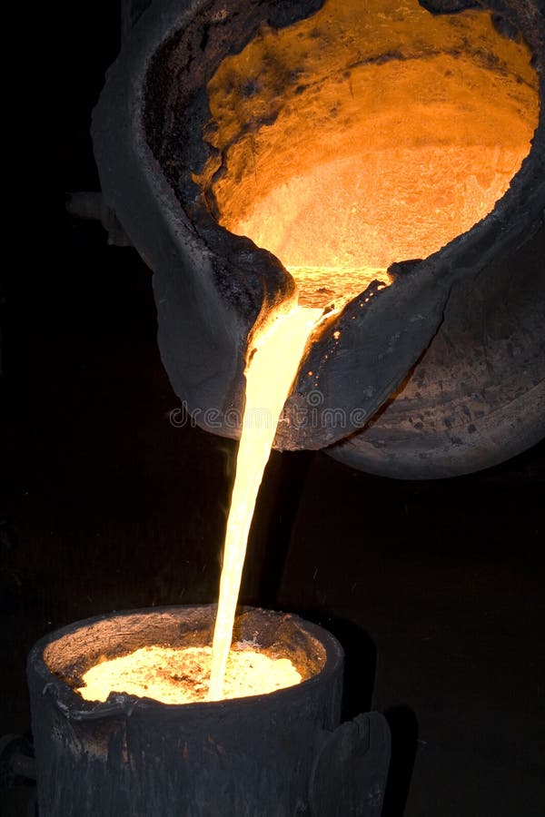 Fonderia di ferro immagine stock. Immagine di uomini, versarsi - 8941043