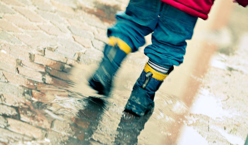 Kind in der Pfütze stockfoto. Bild von junge, zicklein - 30796890