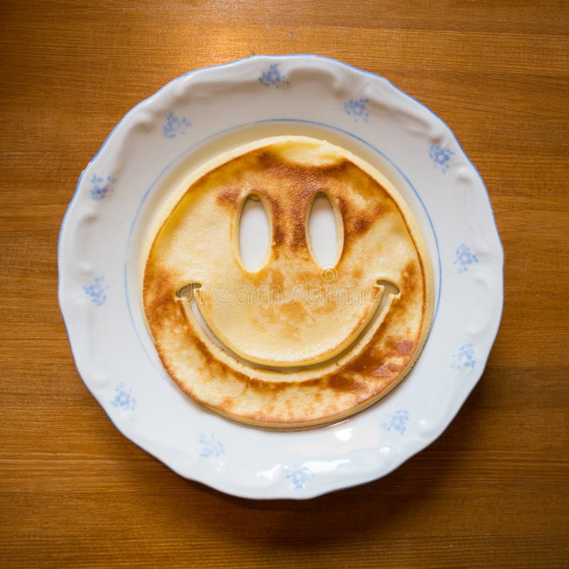 Pfannkuchen Mit Smileygesicht Auf Platte Stockfoto - Bild von gebacken ...