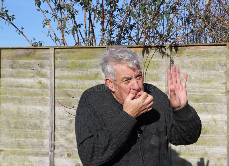 Pfeifender Und Wellenartig Bewegender Mann Stockfoto - Bild von pfeifen ...