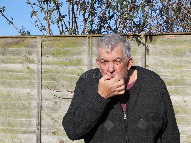 Mann pfeift und winkt stockfoto. Bild von versuchen, finger - 53370478