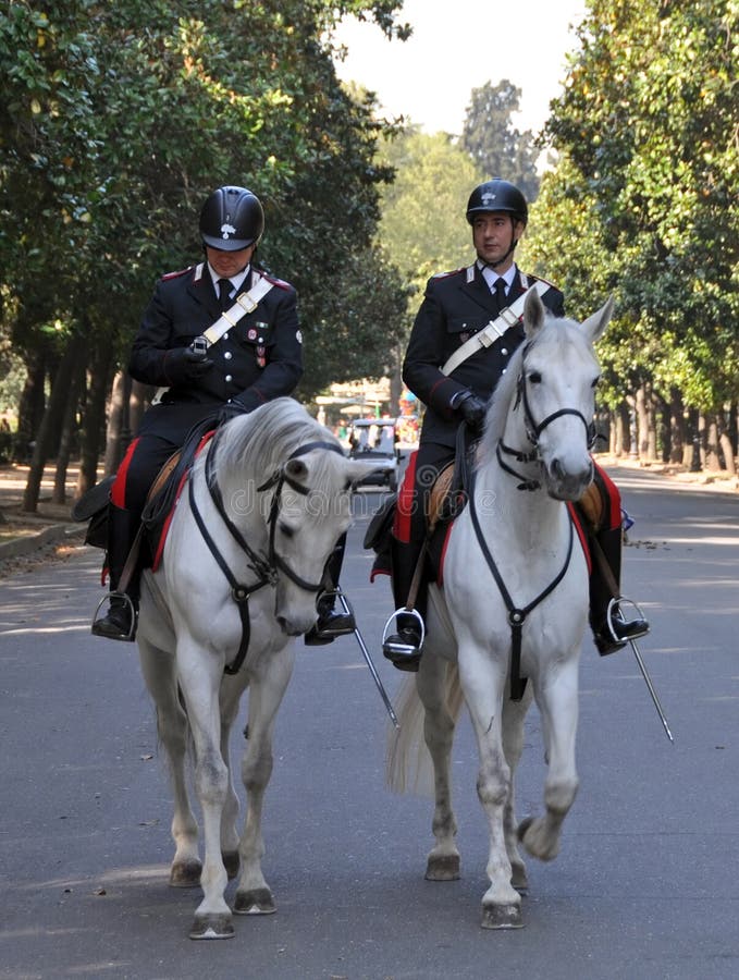Pferd Eingehangene Polizei Borghese Gärten Rom Italien Redaktionelles ...