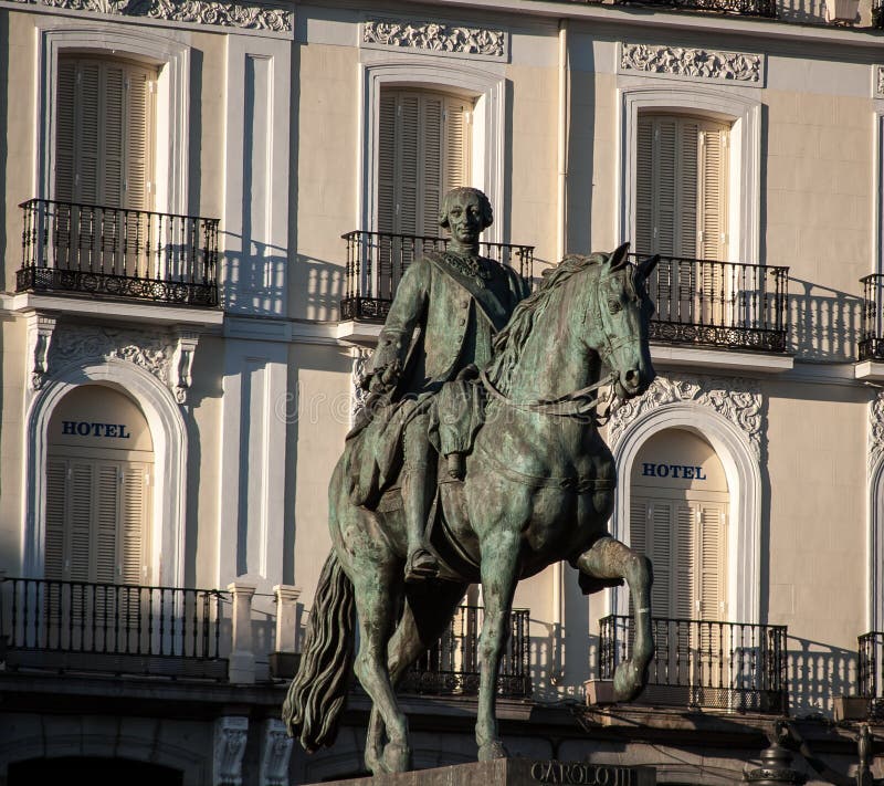 Pferd und Reiterstatue stockbild. Bild von denkmal, statue - 36615375