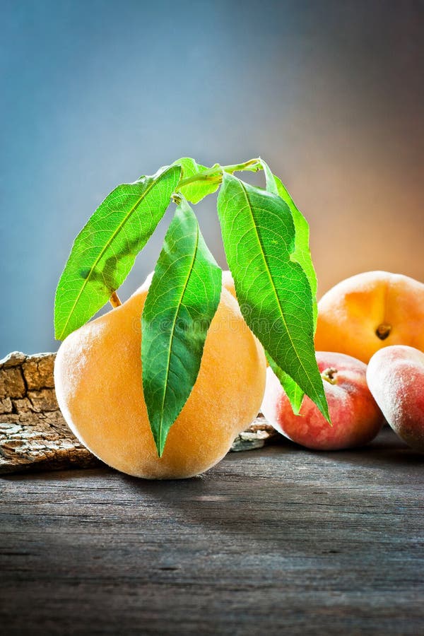 Pfirsich auf altem Holz stockbild. Bild von frucht, sommer - 23355885