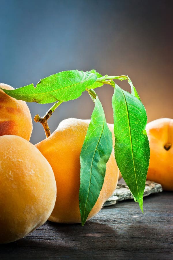 Pfirsich auf altem Holz stockbild. Bild von frucht, sommer - 23355885