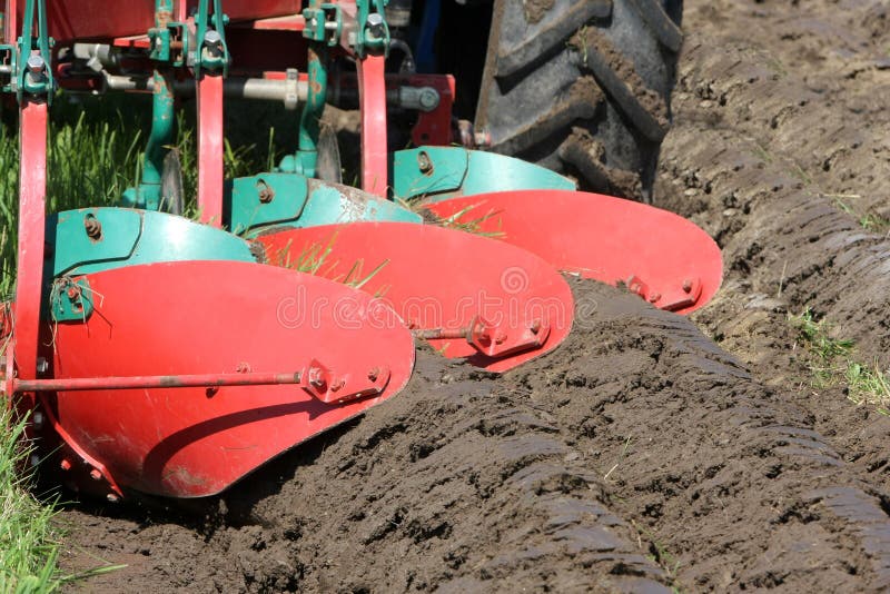 Pflug und Traktor stockbild. Bild von aussaat, pflug - 10575393