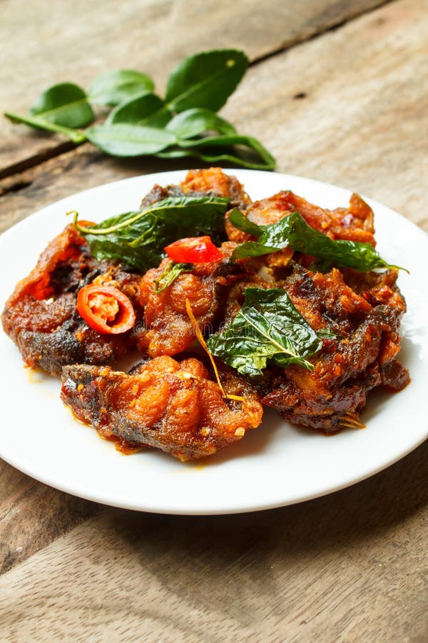 Phad Phed Pla Duk Thod Krob (Stir Fried Deep Fried Catfish with Stock ...