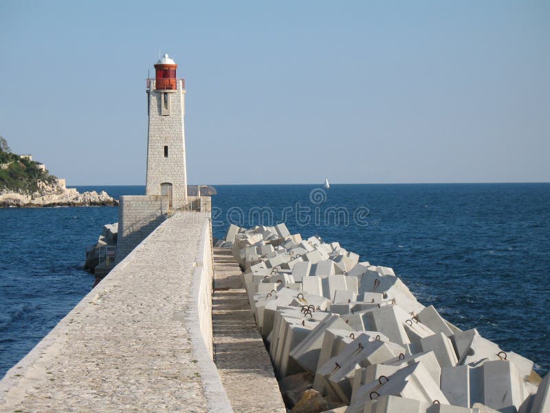 Phare dans le port de Nice image stock. Image du provence - 4705073