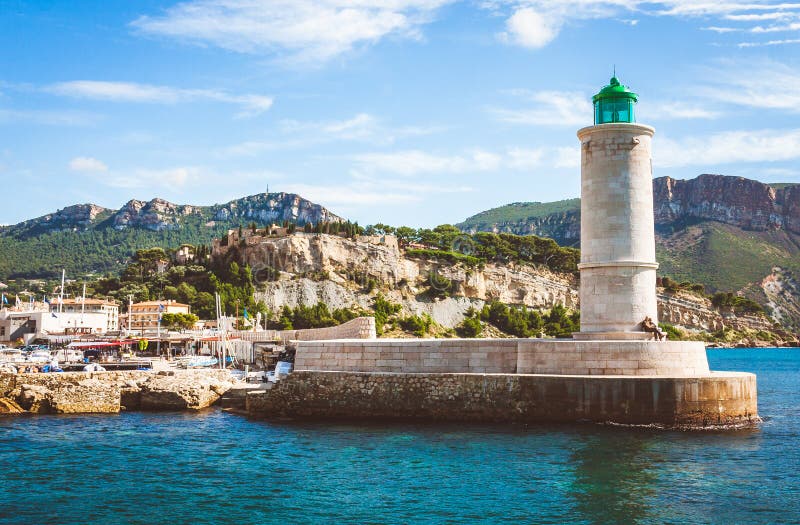 Phare Dans Le Port Du Cassis Photo stock - Image du méditerranéen, riviera: 112490346