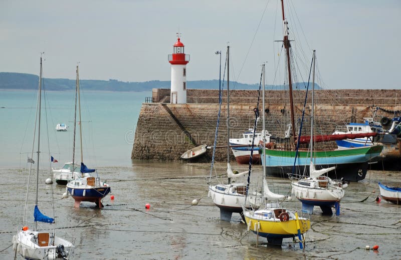 Phare de port de bateaux photo stock. Image du bateaux - 10131562