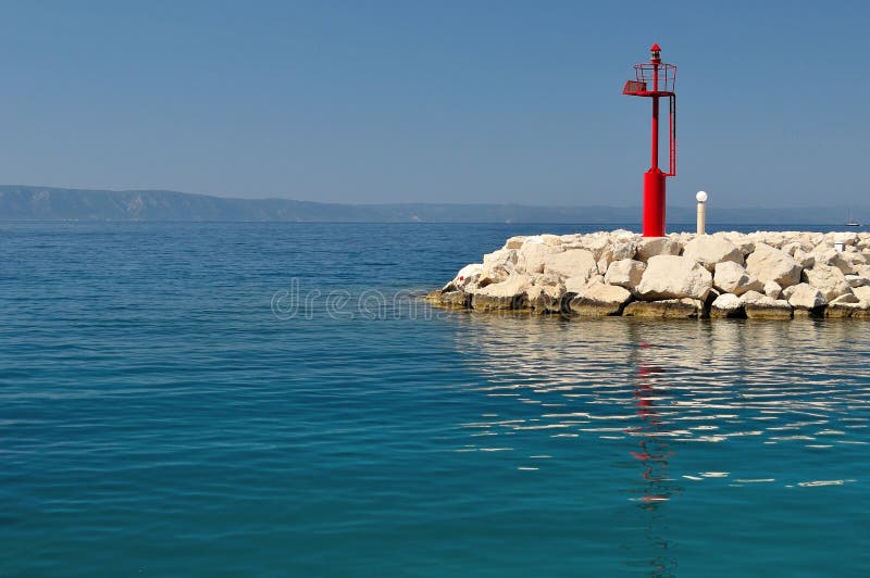 Phare Rouge Dans Le Port Avec Des Pierres Image stock - Image du ...
