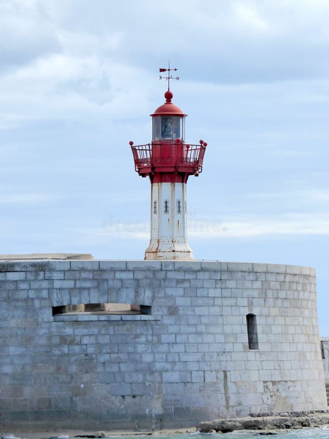 Phare Rouge Et Blanc De Brise-lames Photo stock - Image du brise, phare ...
